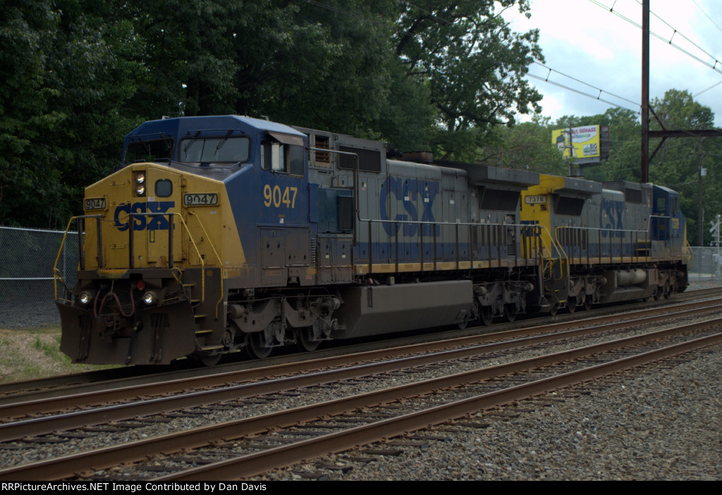 CSX C40-9W 9047 leads Q418-13